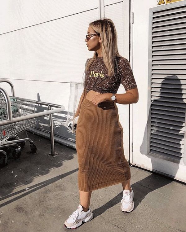 41 Ideias de Combinadinhas com Saia Midi e Tênis para o Dia a Dia